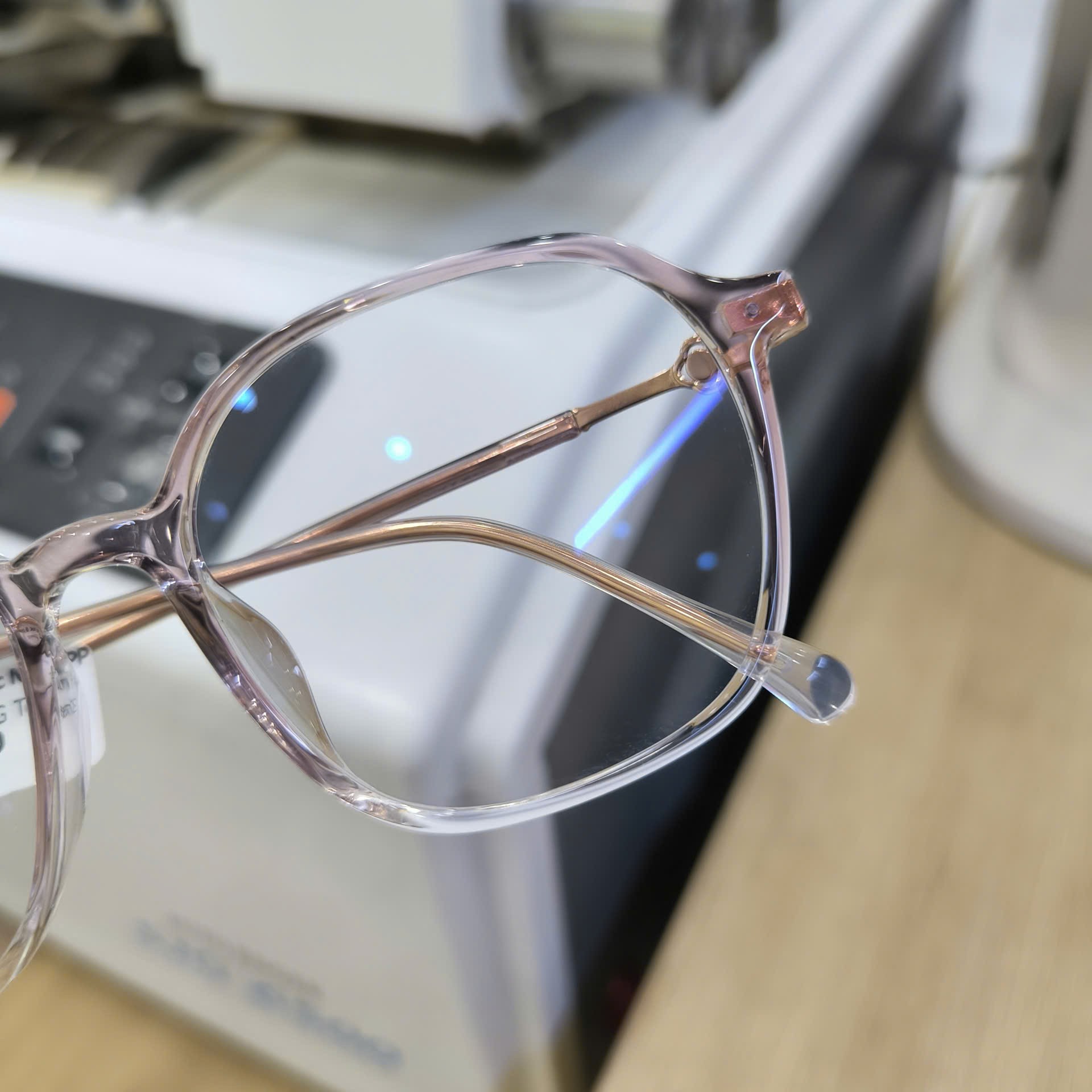 Tròng kính chống ánh sáng xanh tại Tân Uyên